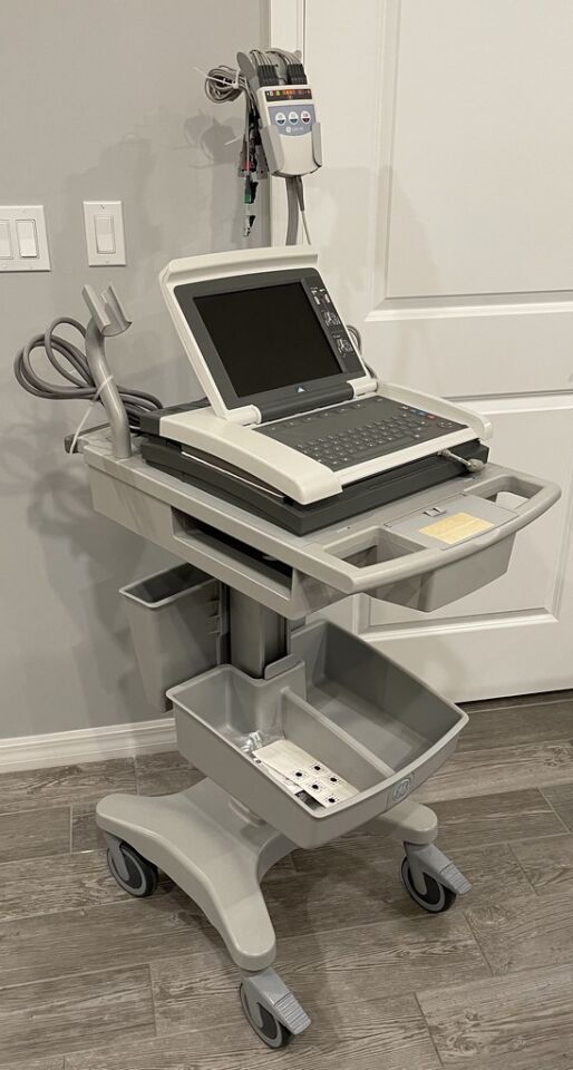 MAC 5500 HD WITH CAMHD ON CART EKG Auction